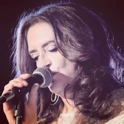 Esther Bennett - ConnectsMusic